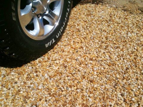 Cowra Quartz – Premium White & Gold Pebbles