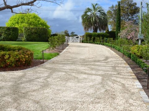 Cowra Quartz – Premium White & Gold Pebbles